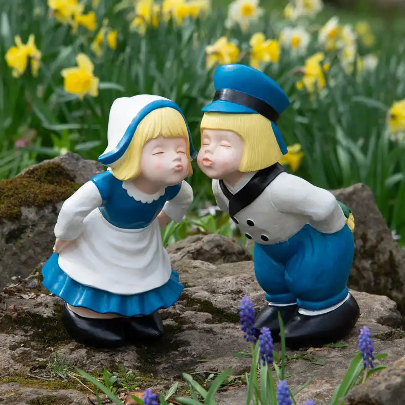 Kissing Dutch Couple Statue | Buy Online | Breck's Canada
